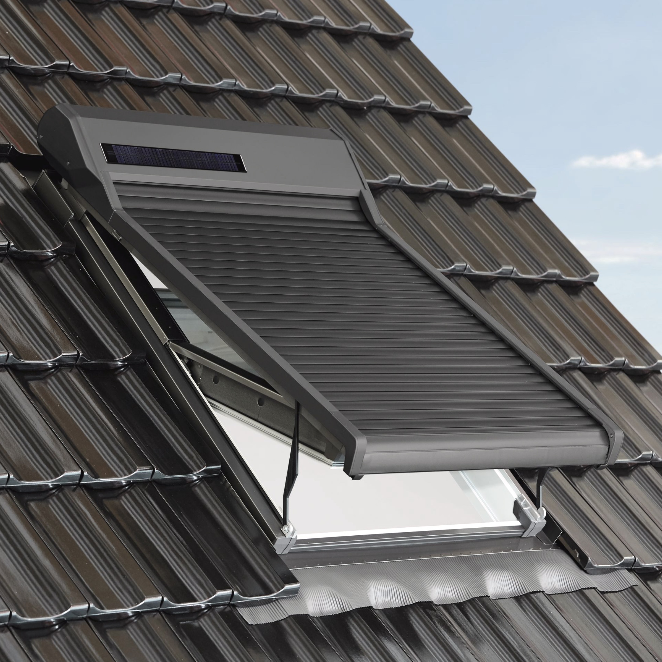 Roto RotoQ Solar-Außenrollladen mit Blendrahmen-Führungsschienen ...